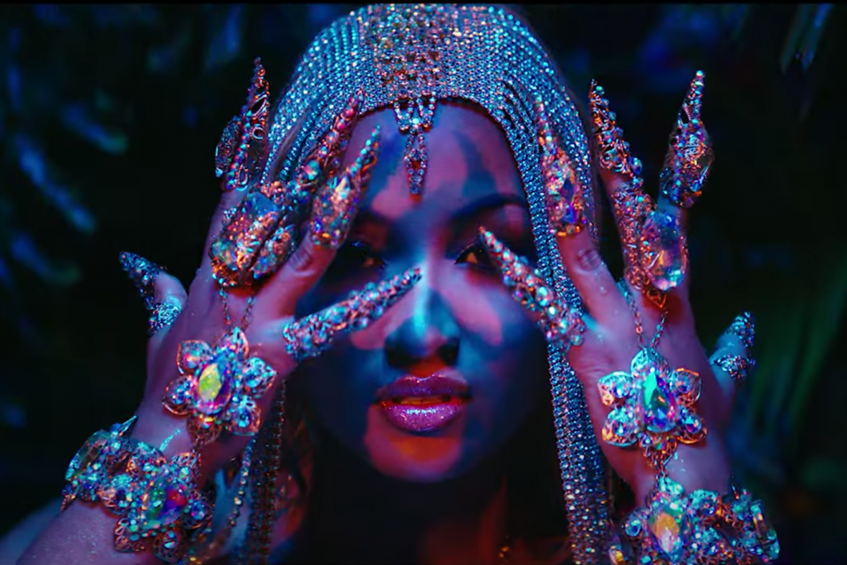 All Of Shenseea’s Stunning Looks In The 'Run Run' Music Video: Photos ...