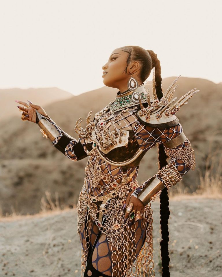 All Of Shenseea’s Stunning Looks In The 'Run Run' Music Video: Photos ...